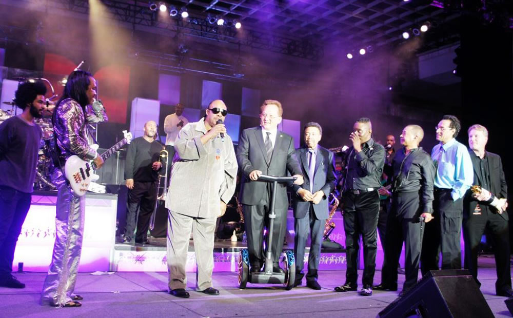 January 7, 2011: Larry Performs With Earth, Wind & Fire At Monster’s ...